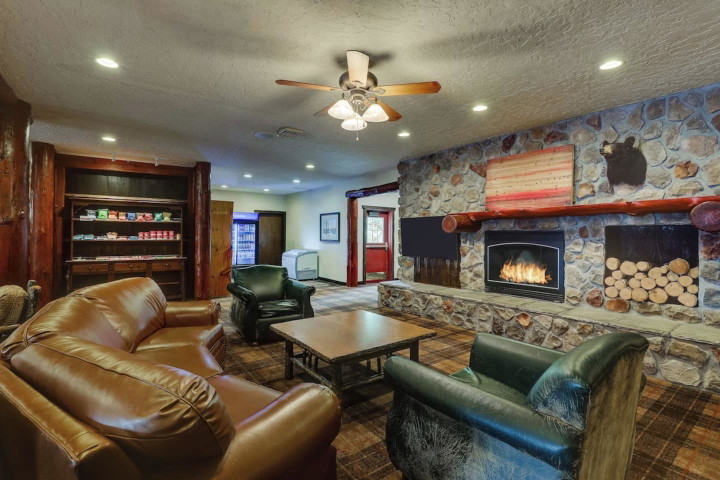Rustic & Cozy: Heated Pools Near Columbia Downtown - Columbia, MO