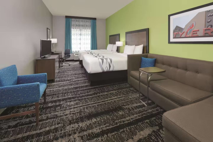 Exec 2 Queen | La Quinta Tyler | Indoor Pool - Tyler, TX