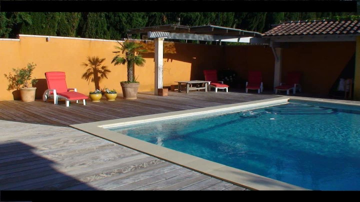 Très Calme Dans Village Avec Piscine Chauffée. - Fontvieille