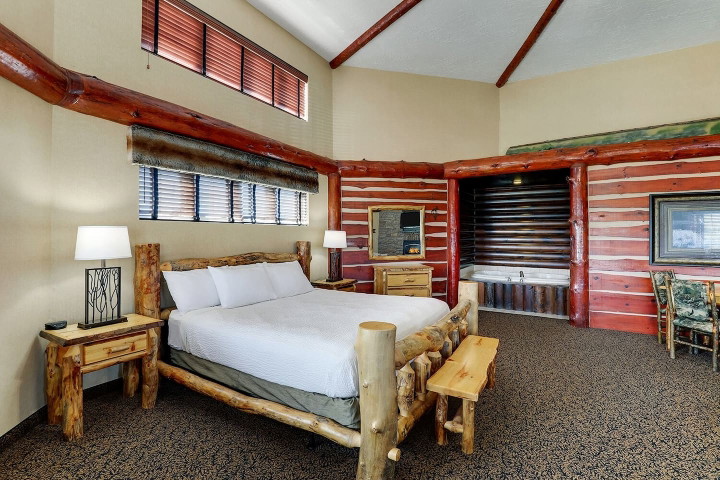 Columbia Gem: Spacious Rooms & Indoor/outdoor Pool - Columbia, MO