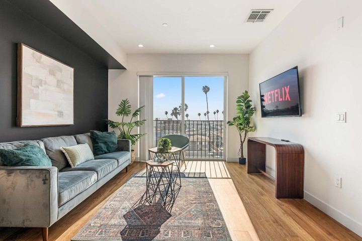 Light Filled 1bd W/ Views + Parking, Gym & Rooftop - Beverly Hills, CA