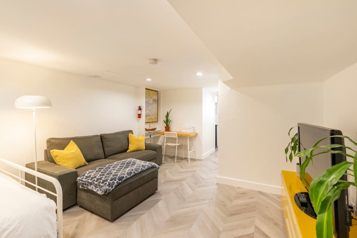 Private College St. Guest Suite W/ Sep Entrance - Mississauga