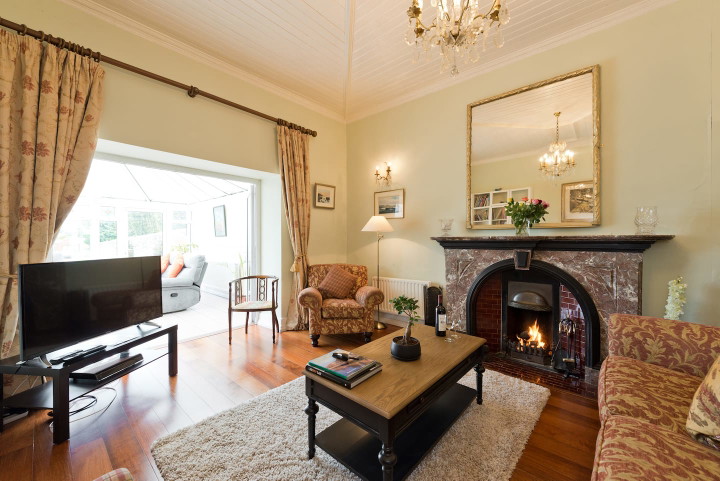 Beautiful Georgian House In Blackrock - 던리어리
