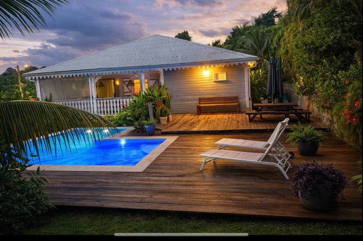 ÉVasion Tropicale
Vue Dégagée Campagne Et Mer - Martinique