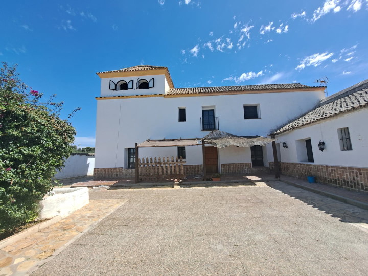 Amplia Casa Rural Con Piscina.
3 Apartamentos - Carmona