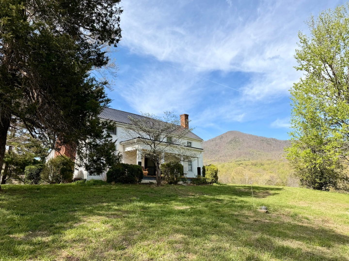 Historic Farmhouse With Mountain Views & Firepit - Bedford, VA