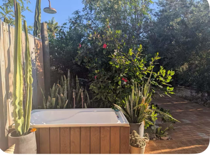 Home+patio 
2 Queen Bdrms
2 Showers + Outside Bath - Exmouth