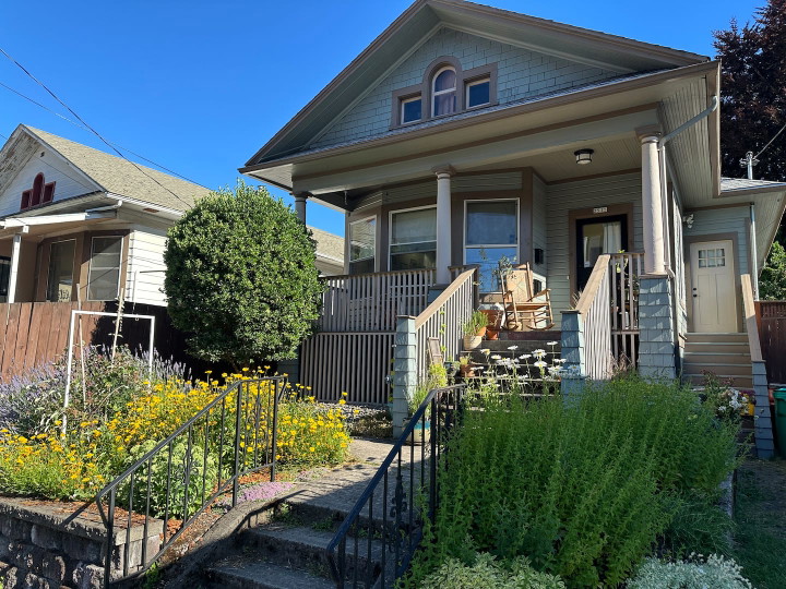 Spacious 2 Br Urban Garden Apartment- Division St. - Portland, OR