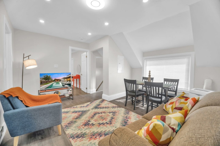 Modern Upper Suite In Fort Erie · Sleeps 6 - Fort Erie