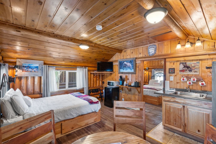 Bucking Moose Bear Cabin 2 Queens, 1 Min To Park - West Yellowstone, MT