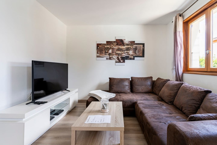 Maison Individuelle Dans Quartier Résidentielle. - Lélex