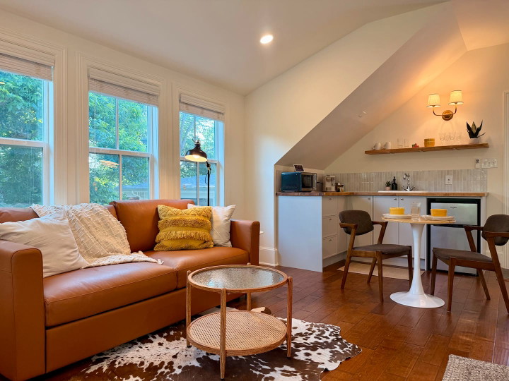 Charming Garden Studio Guesthouse - McKinney, TX