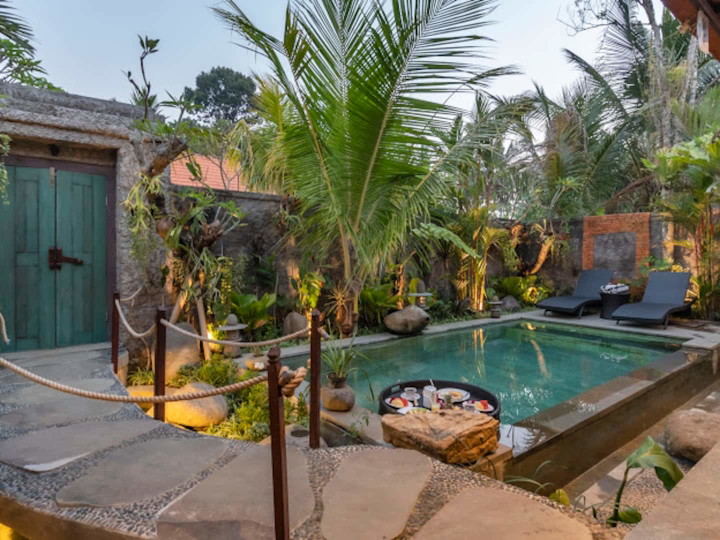 Private Pool, Stone Bath & Fish Pond & Bridge - Indonézia
