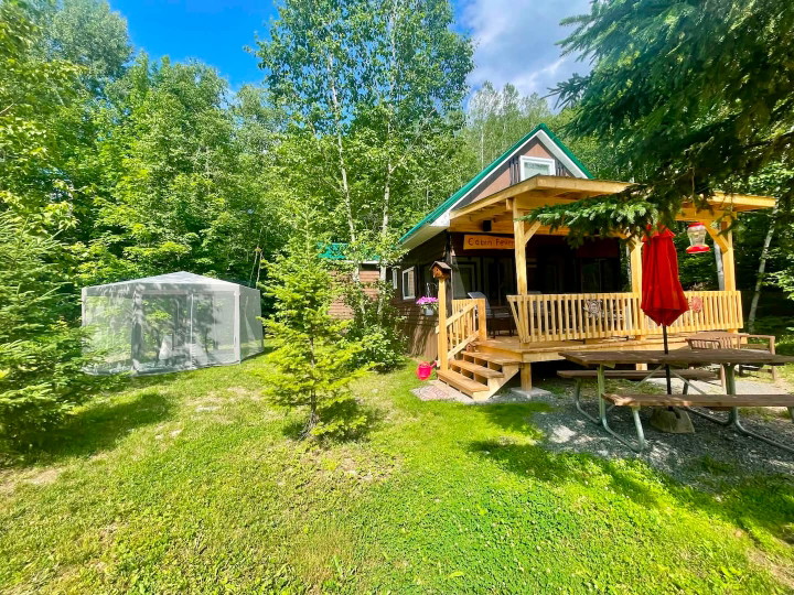 Family Cabin- The Happy Hideout W/ River - Bathurst, NB