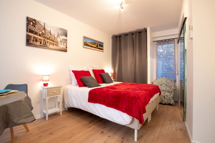 Only Establishment Facing The Hospice De Beaune - Beaune