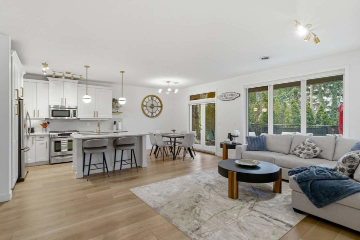 Beautiful 3 Bedroom At A Private Beach Resort - West Kelowna