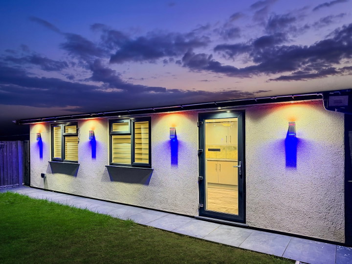 Avant-garde Annex | Near Wembley | Rain Shower - London