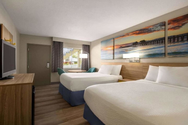 2 Queens | Days Inn Cocoa | Steps To The Pier - Cocoa Beach, FL
