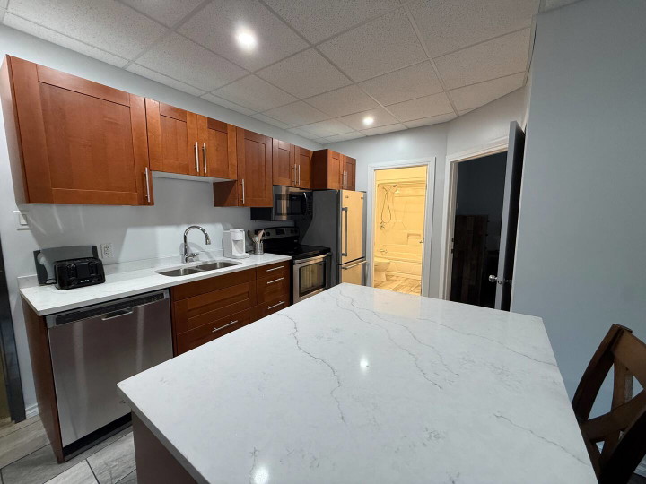 *Suite 1 Modern 2-bedroom With Island In Kitchen - The Pas