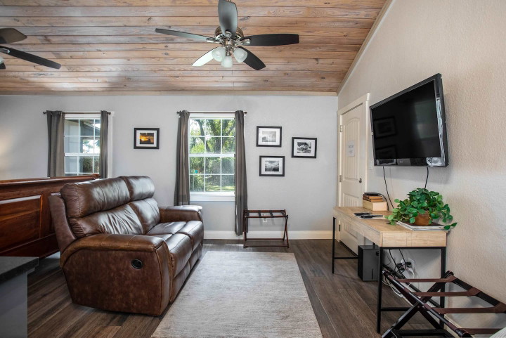 Walk To Main, Tiled Shower, Smart Tv, Queen Bed - Fredericksburg, TX
