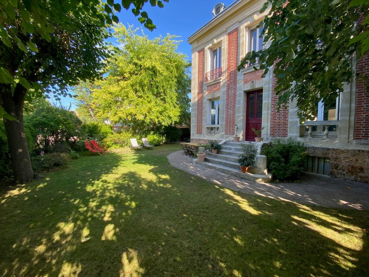 Belle Maison Fin 19e Avec Jardin - Chatou