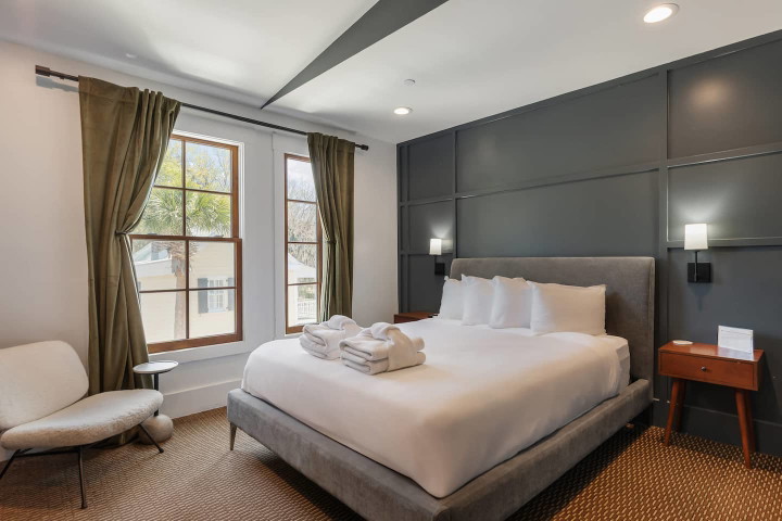 Spacious Queen Suite W. Rain Shower At The Emerald - Beaufort, SC