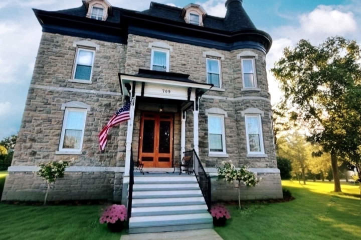 Bishop Conroy Suite 
Family Room
Up To 4 Guests - Prescott