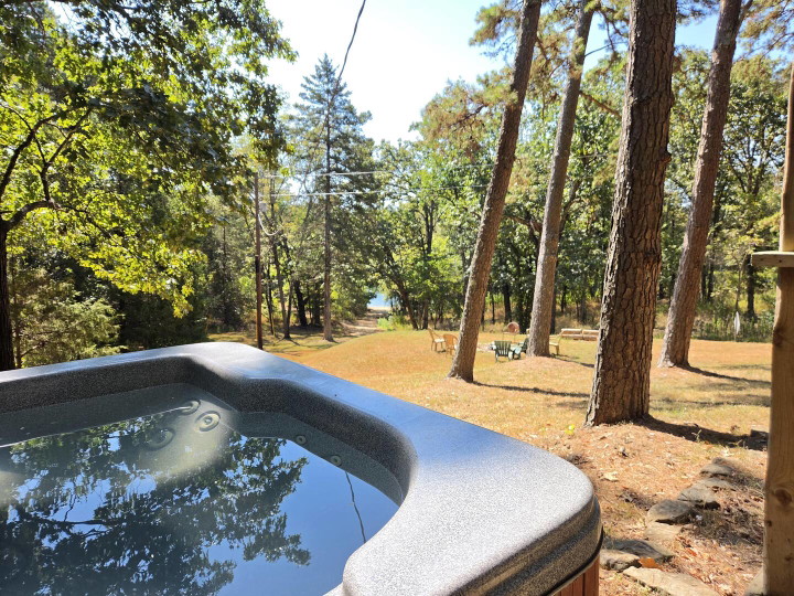 Lakeside Cottage - 2bd/2ba - Fire Pit & Hot Tub - Beaver Lake, AR