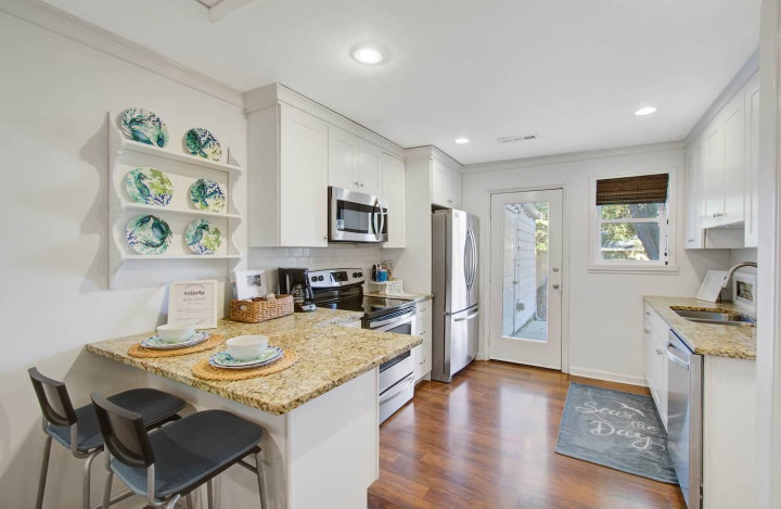 Beach Chic Coastal Villa! Walk To Restaurants. - Mount Pleasant, SC