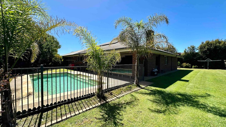 Moama Retreat, Fireplace + Pool, Sleeps 8 - Moama