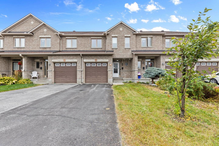 Family Friendly 3 Bedroom West-end Home - Kanata