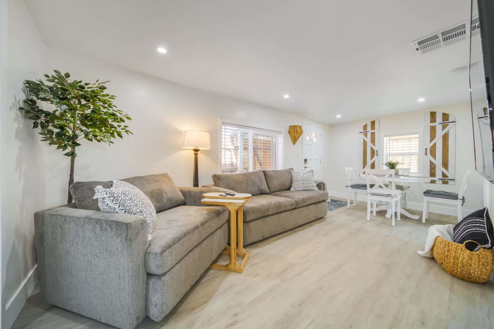 The Sunshine Farmhouse In Old Roseville! - Roseville, CA