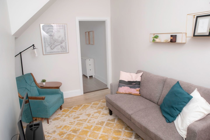 Quaint + Cozy Apartment - Wifi, Kitchen, Parking - Moncton