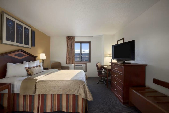 Studio Suite | Days Inn Austin | Free Parking - Austin, MN
