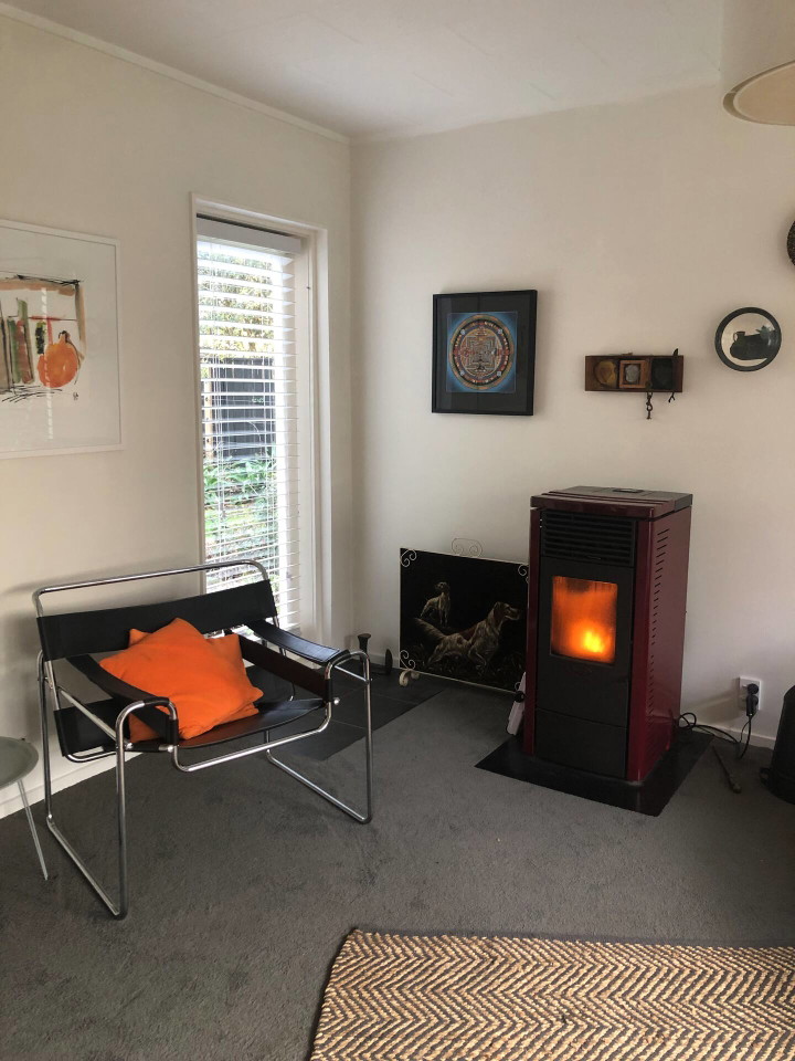 Large Beachside One Bedroom Unit With Fire Place. - Paraparaumu