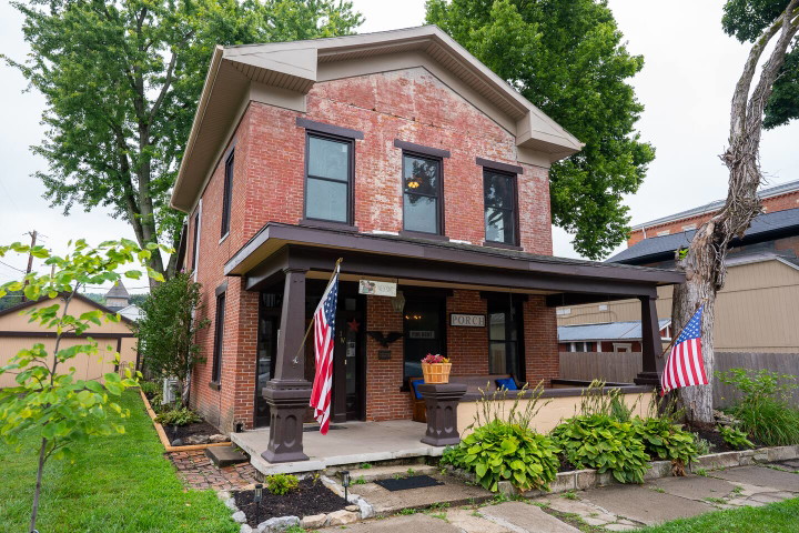 Vicky's Porch Estate - Waynesville, OH