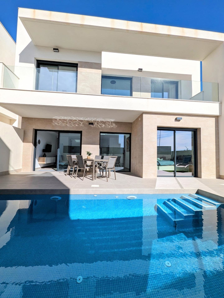 Große Moderne Eck-villa Mit Privatem Pool - España