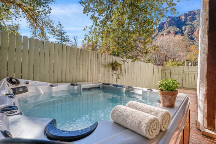Private Hot Tub + Mountain Views · Oak Creek - Arizona