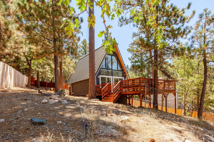 Escape The Heat In This Cozy A-frame - Running Springs, CA