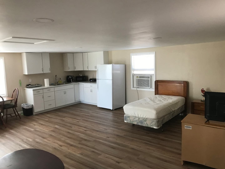 2nd Floor Studio Apartment - Zephyrhills, FL