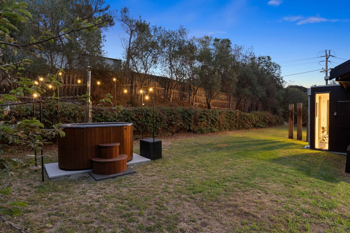 Rustic Rye Retreat | Outdoor Bath & Dog Friendly - Rye