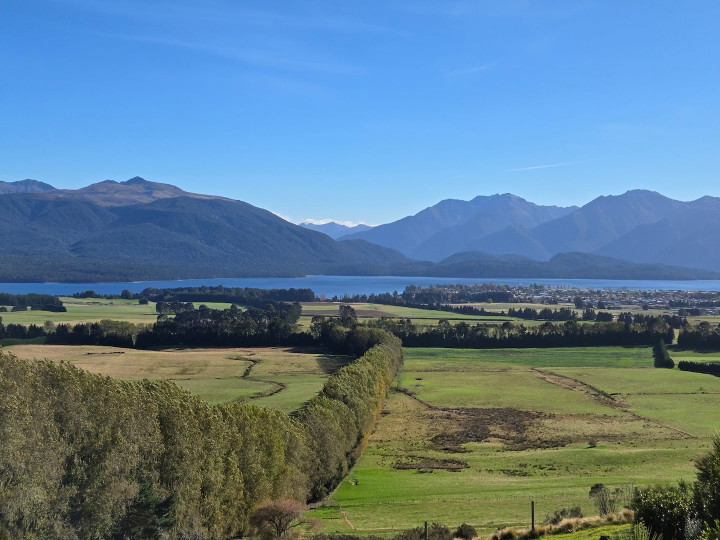 Panoramic Lake Views | Private King Suite - Te Anau