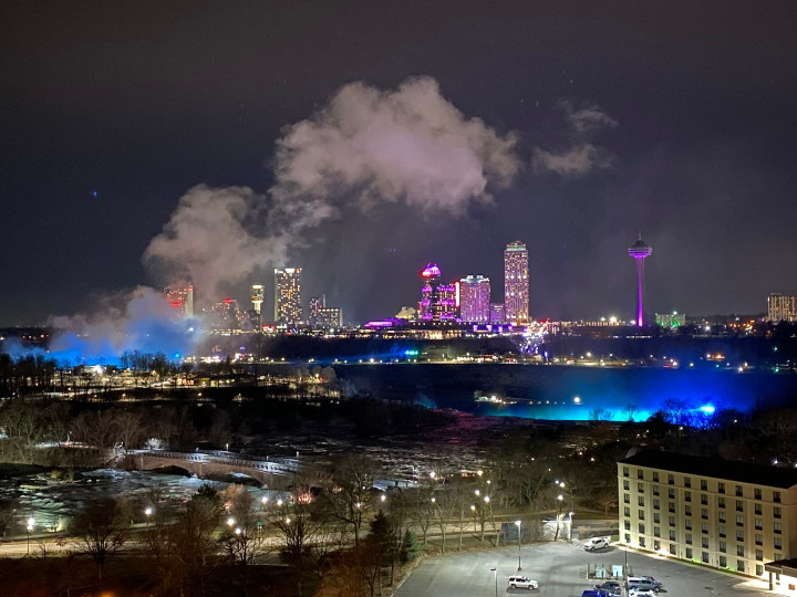 Deluxe King Room In The Heart Of Niagara Falls - Niagara Falls, NY
