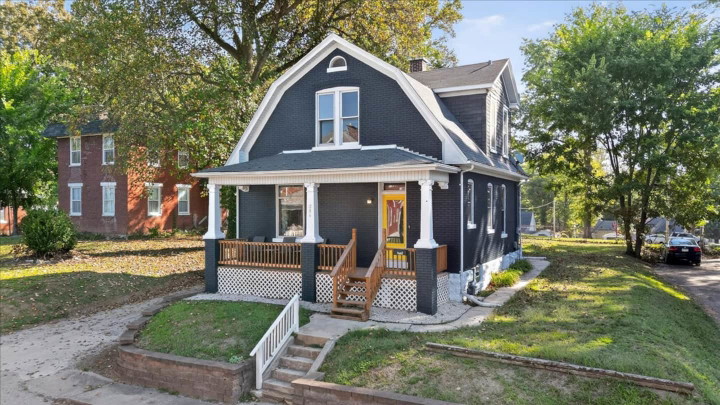 Historic Pet Friendly Homeking Beds1.5 Bathrooms - Belleville, IL