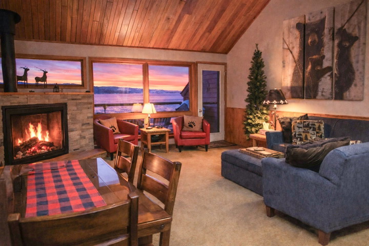 North Shore Nirvana: Lakefront, Deck, Fireplace - Two Harbors, MN