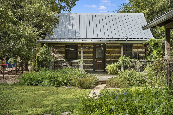 Wisteria Cabin | Lovely Pet-friendly Cabin - Fredericksburg, TX