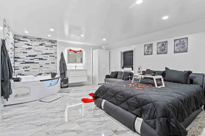 Lovely Bedroom With Jacuzzi In The Host Apartment - New York City