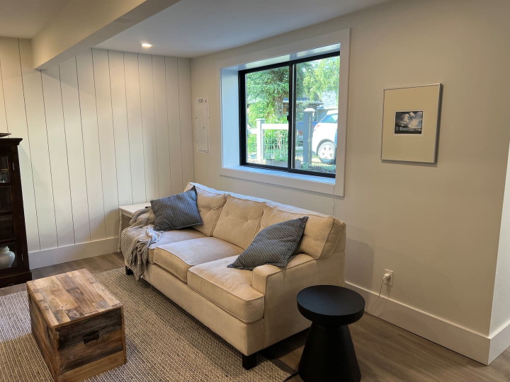 Beautifully Renovated One Bedroom Garden Suite. - Victoria