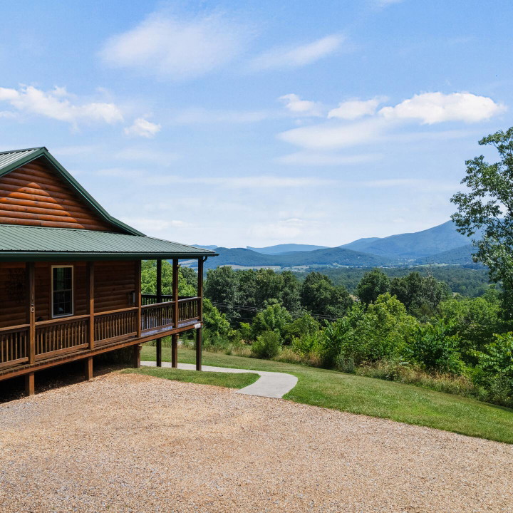 Stunning Mountain Views In Luxurious Log Home! - Stanley, VA