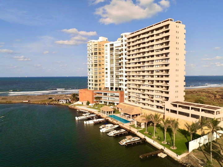 With 2 Tvs, 3 Swimming Pools, A Gym And A Games Room - Boca del Río